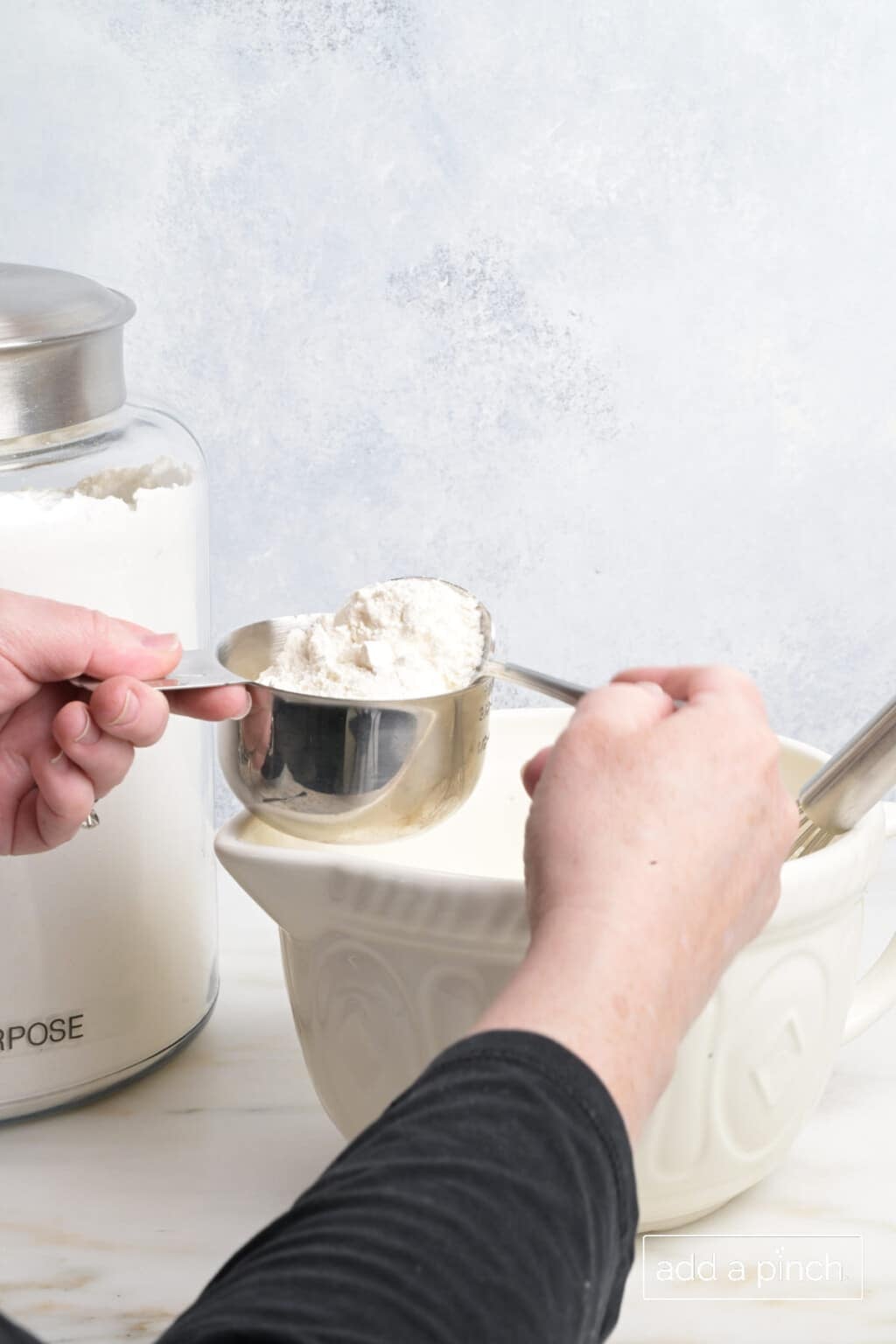 How to Measure Flour Correctly: The Right Way (Spoon & Level + Weighing ...