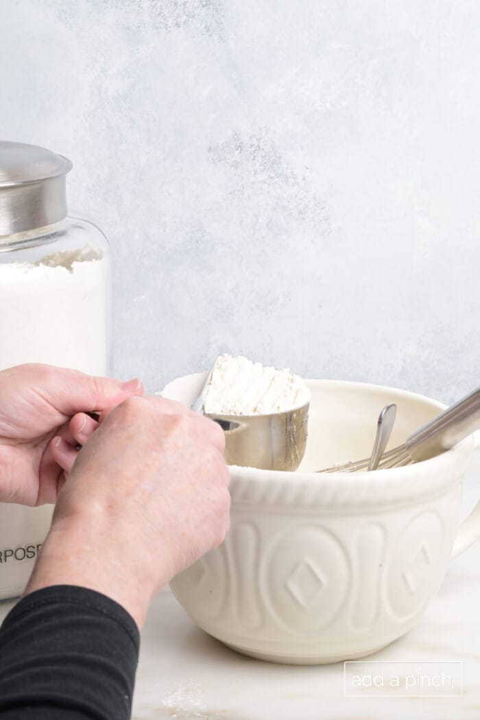 How to Measure Flour Correctly: The Right Way (Spoon & Level + Weighing ...